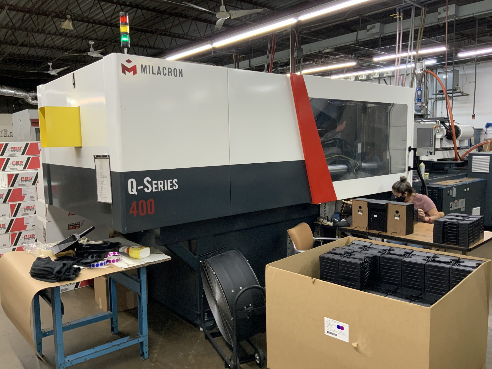 Milacron Q-Series 400 | Plastic Injection Molding Company